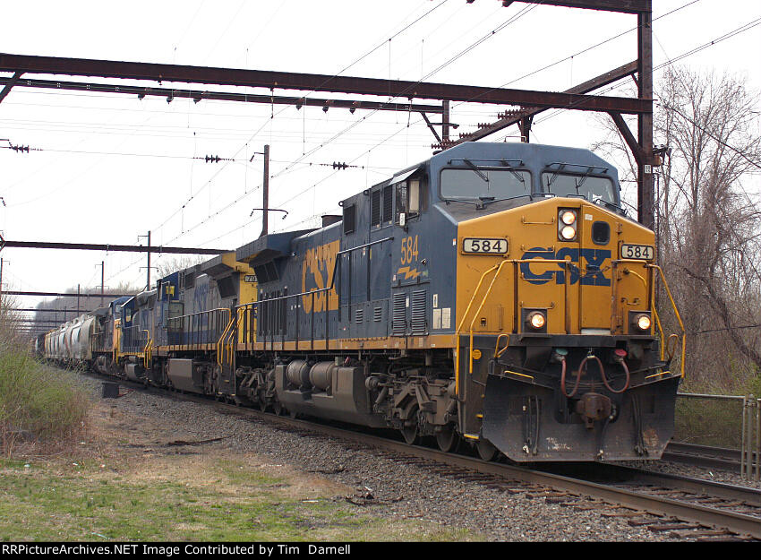 CSX 584 on Q438